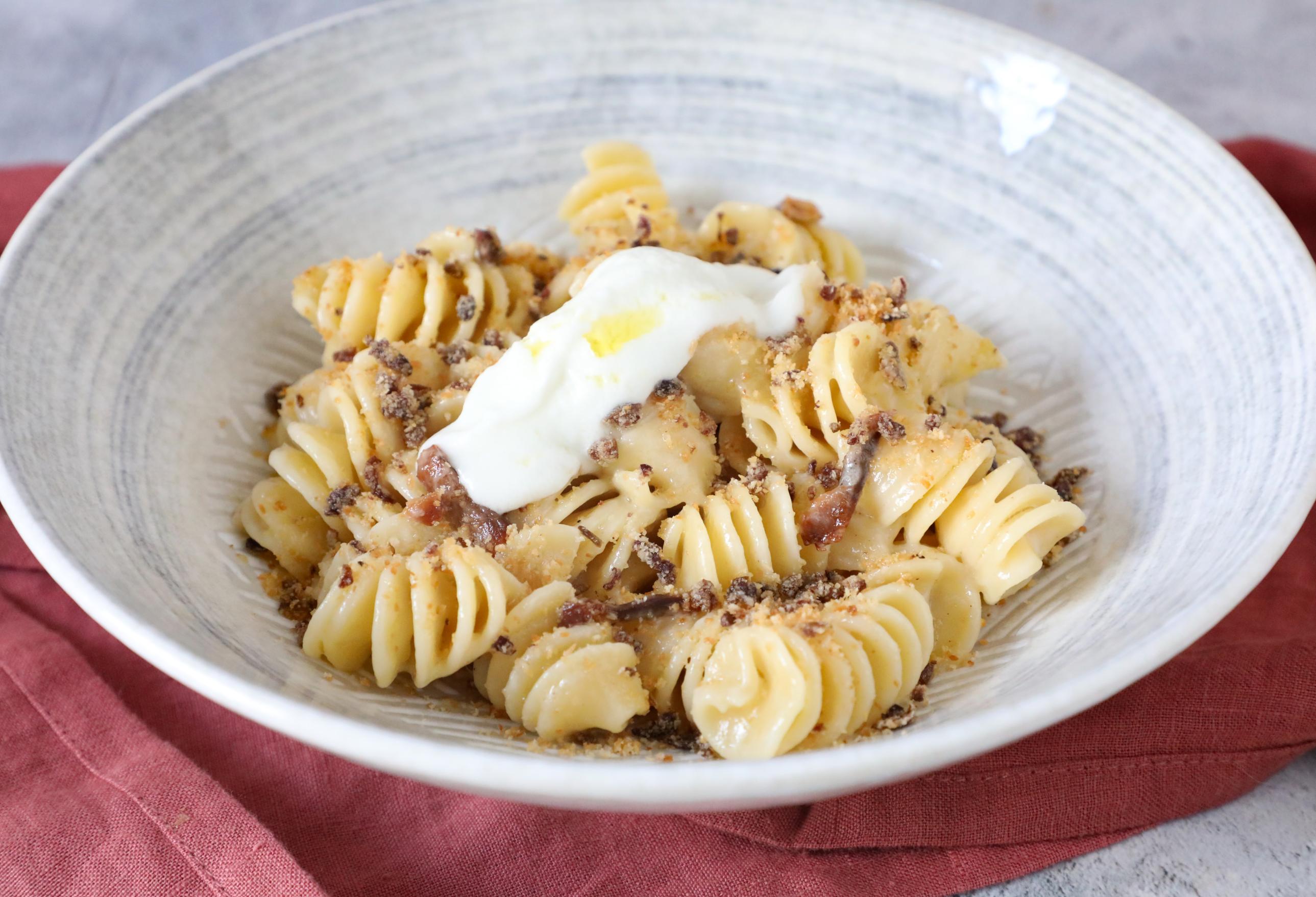 Fusilloni con crema di burrata e aringa affumicata