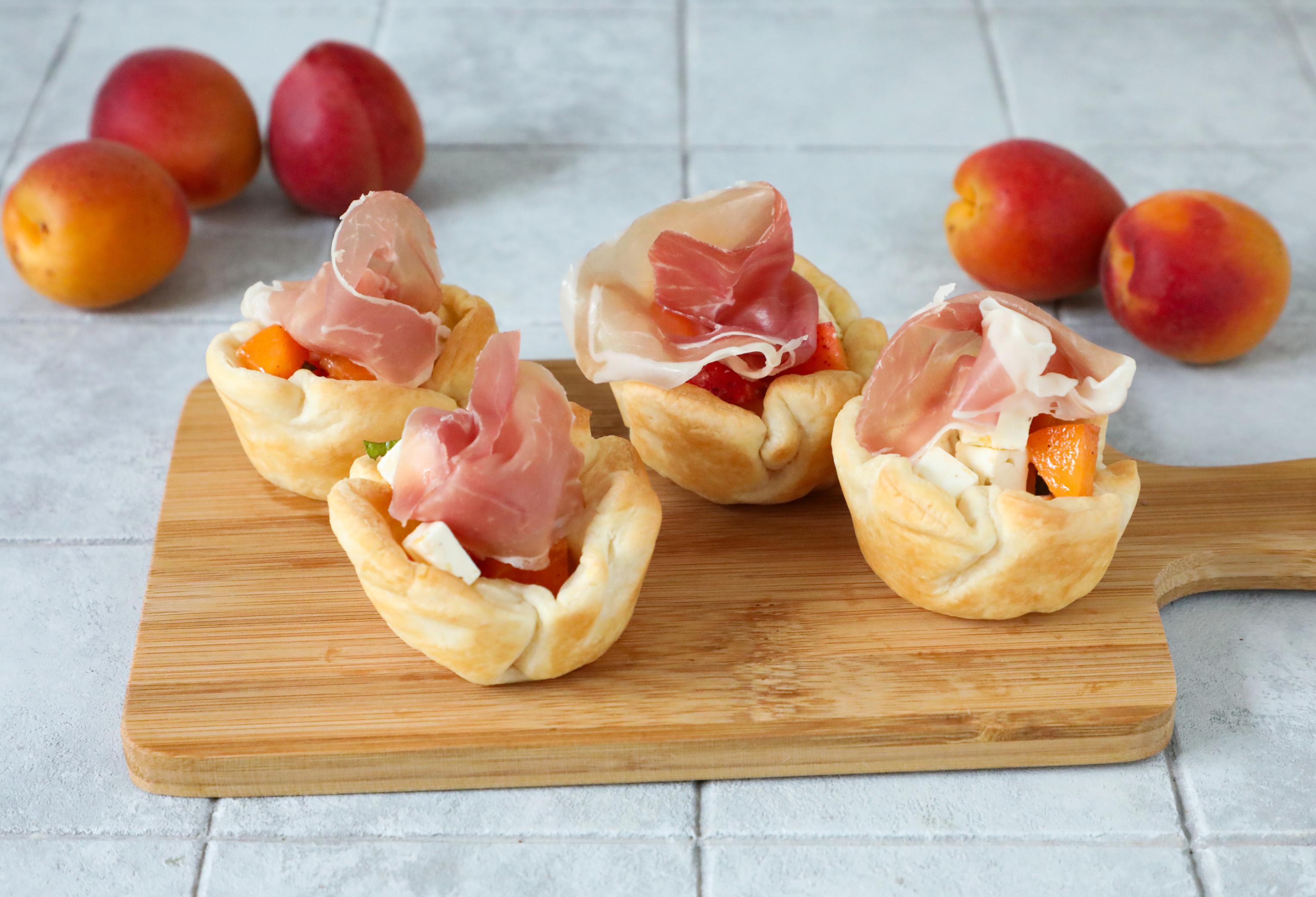 Mini tartine di sfoglia con prosciutto crudo