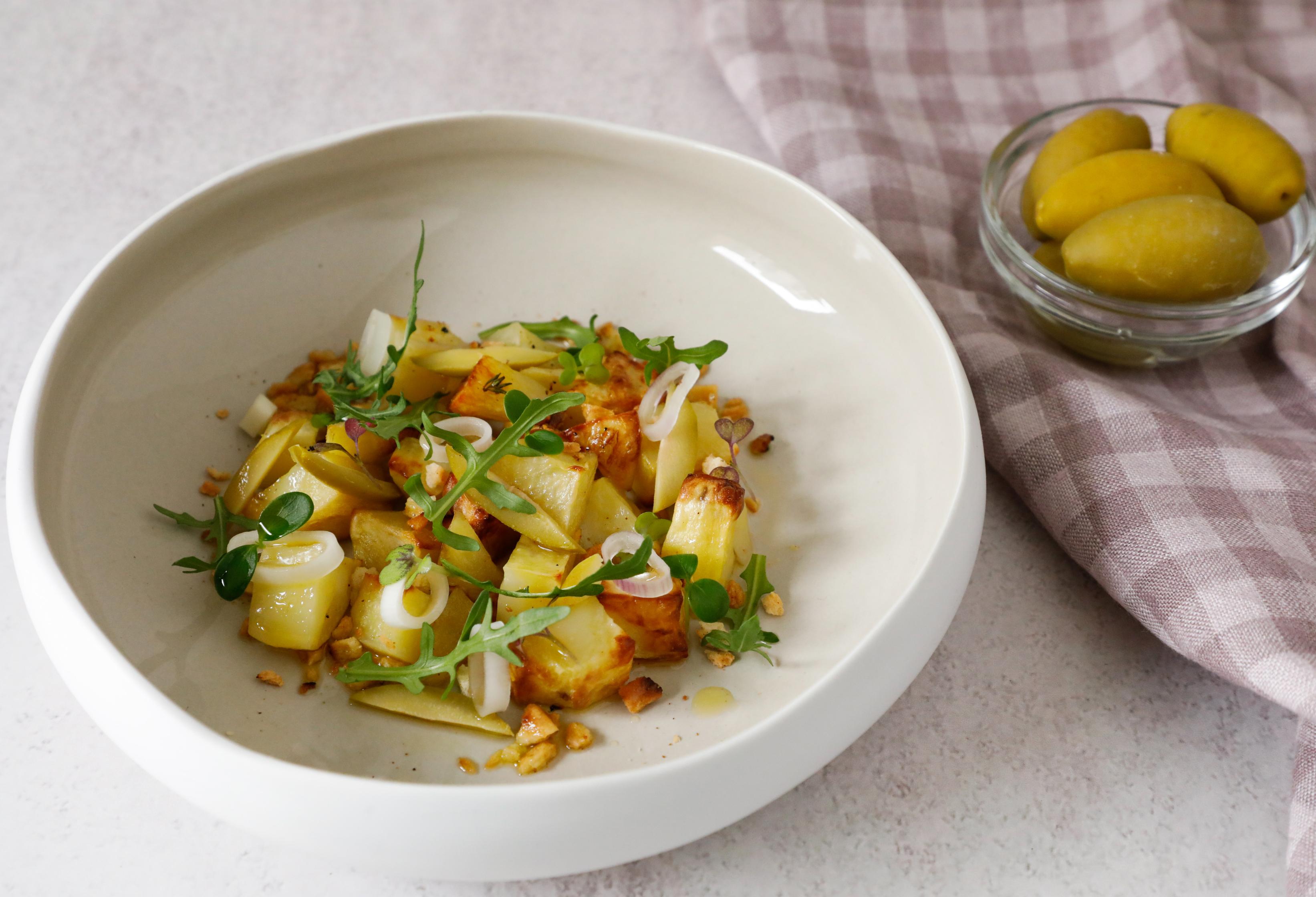Insalata di patate con olive, taralli e cipolla rossa