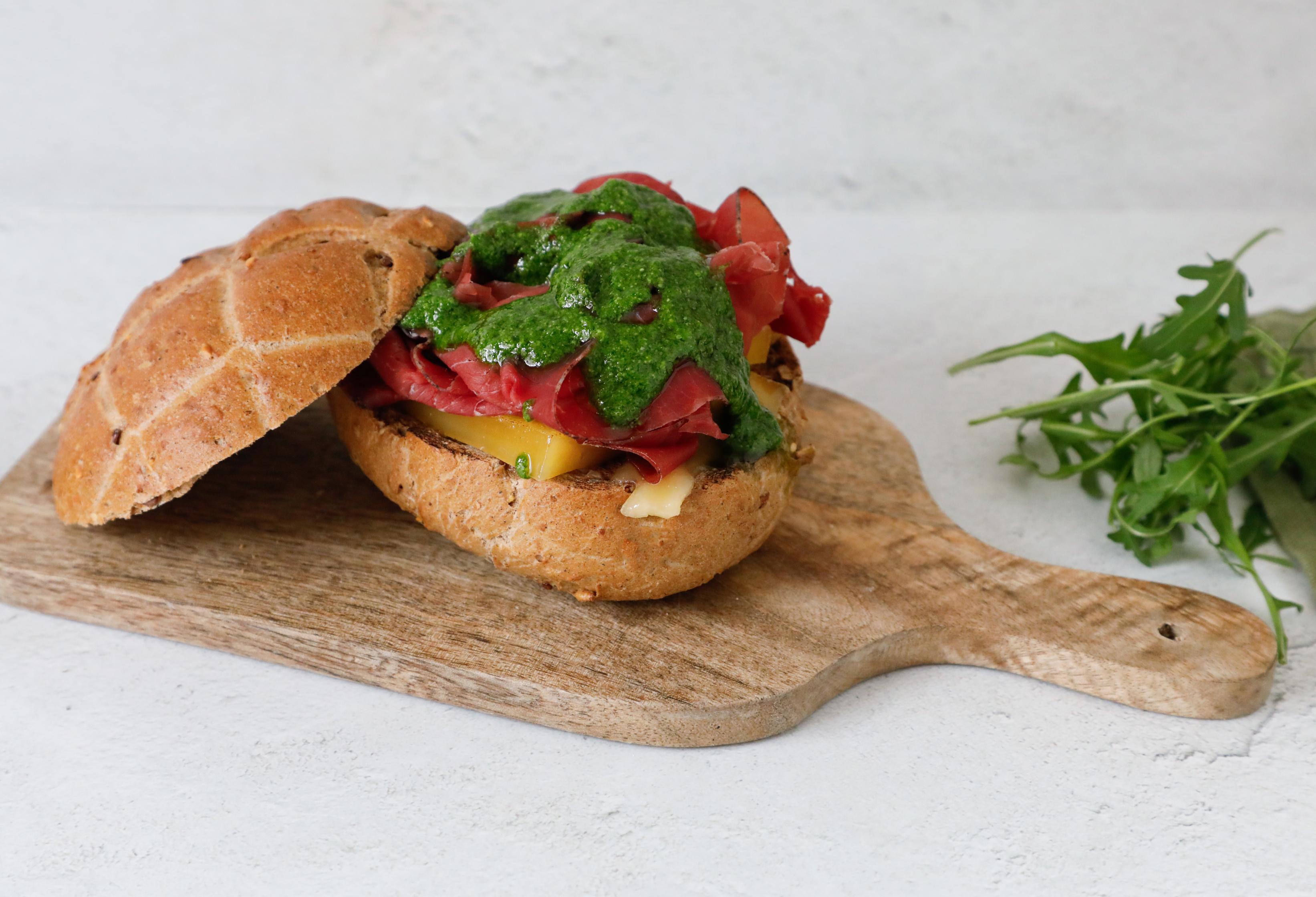 Panino integrale con bresaola, fontina e rucola