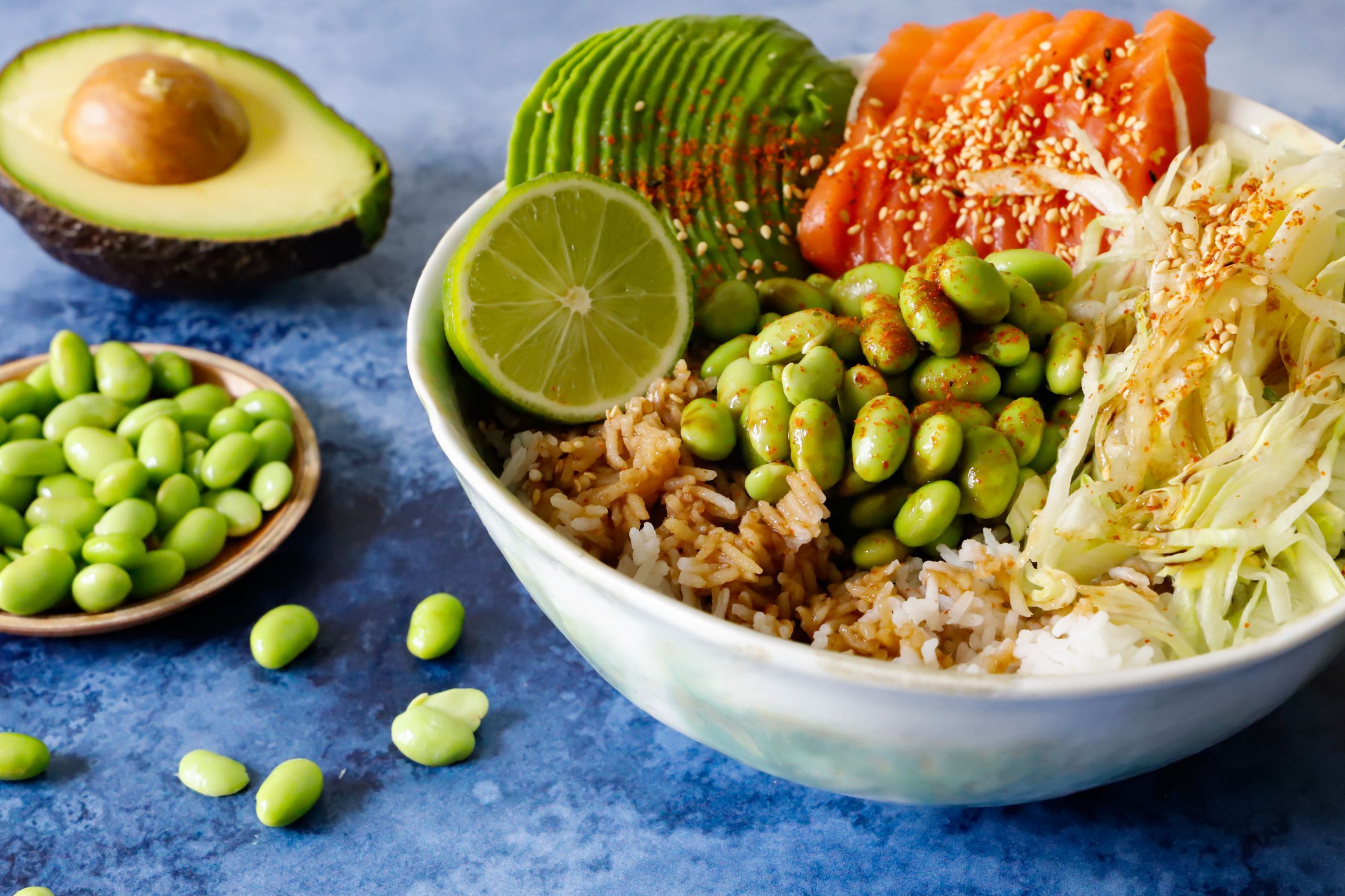 Poke con saku di salmone, avocado e lime