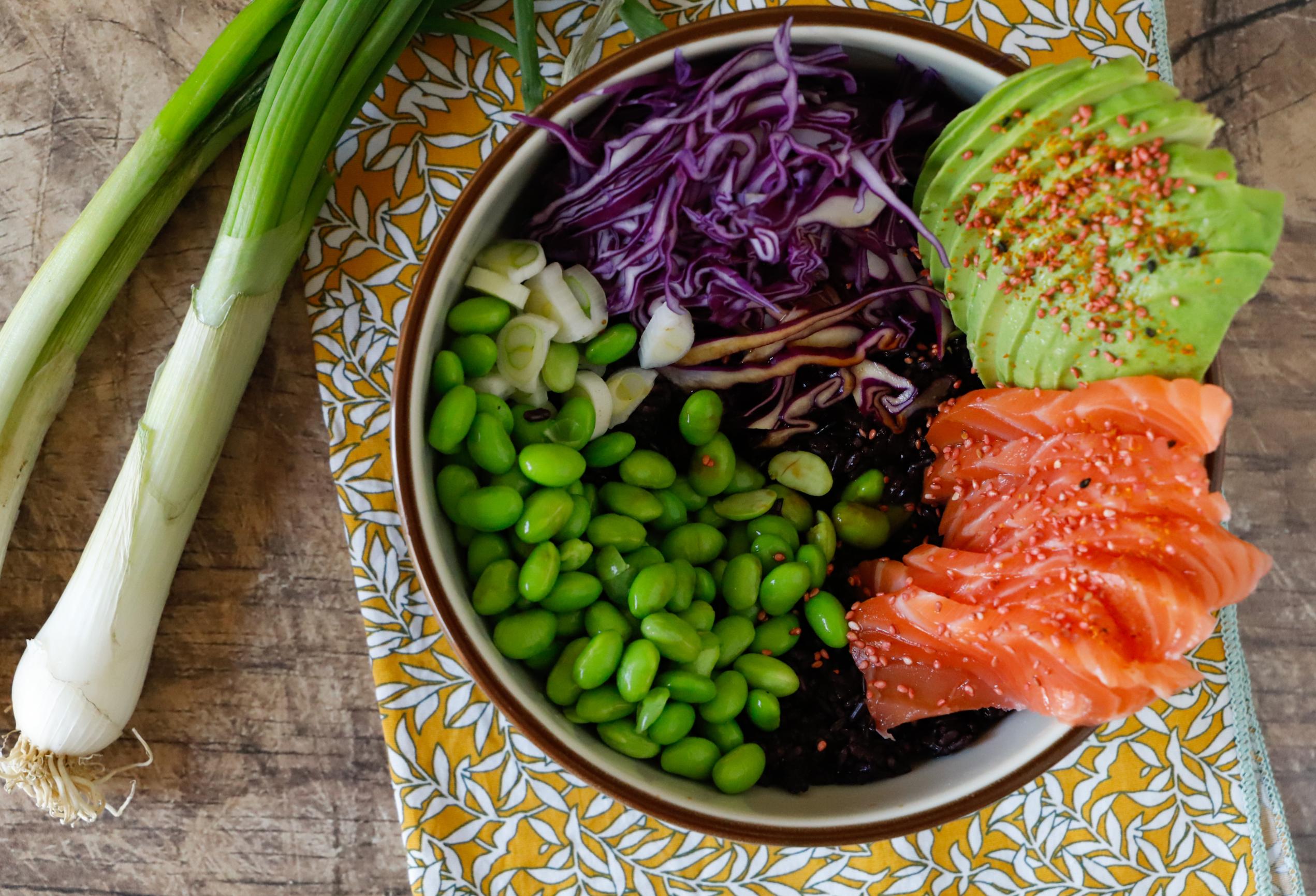Poke con riso venere, salmone, avocado e cavolo