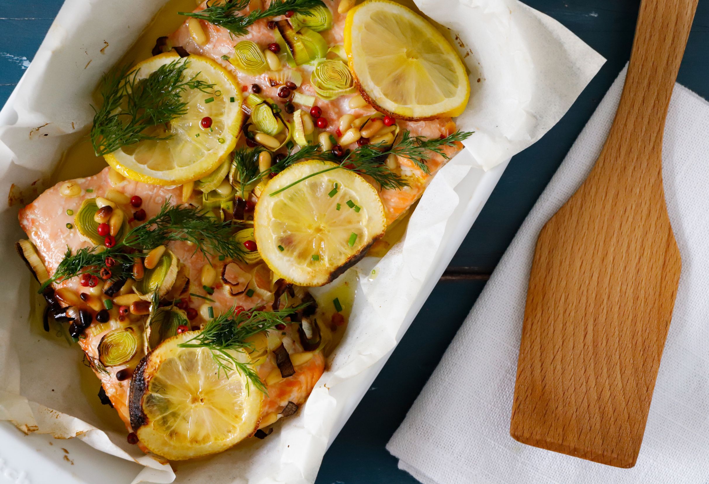 Trancio di salmone al forno con limone e pinoli
