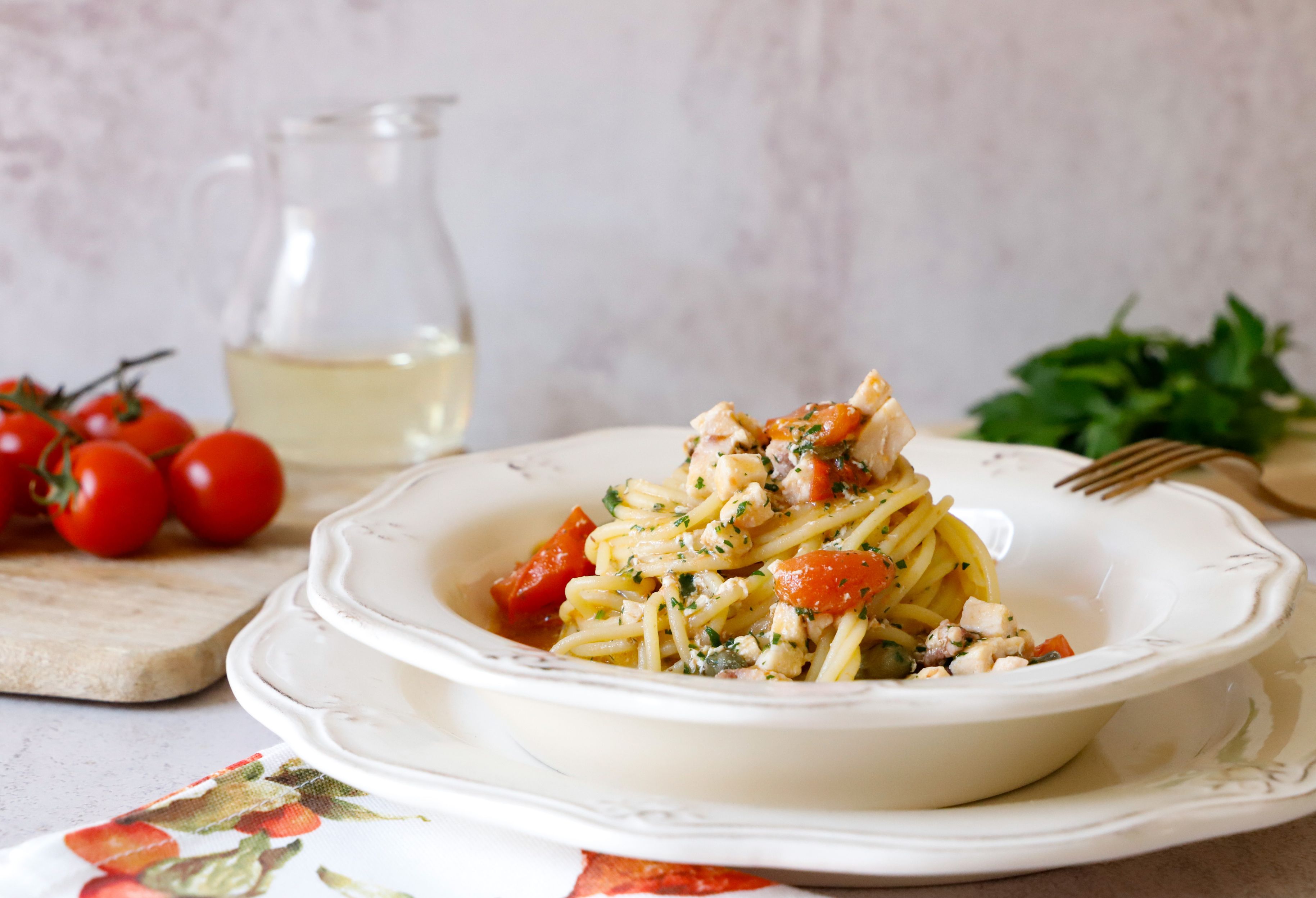 Spaghetti con pesce spada, alici e prezzemolo: la ricetta
