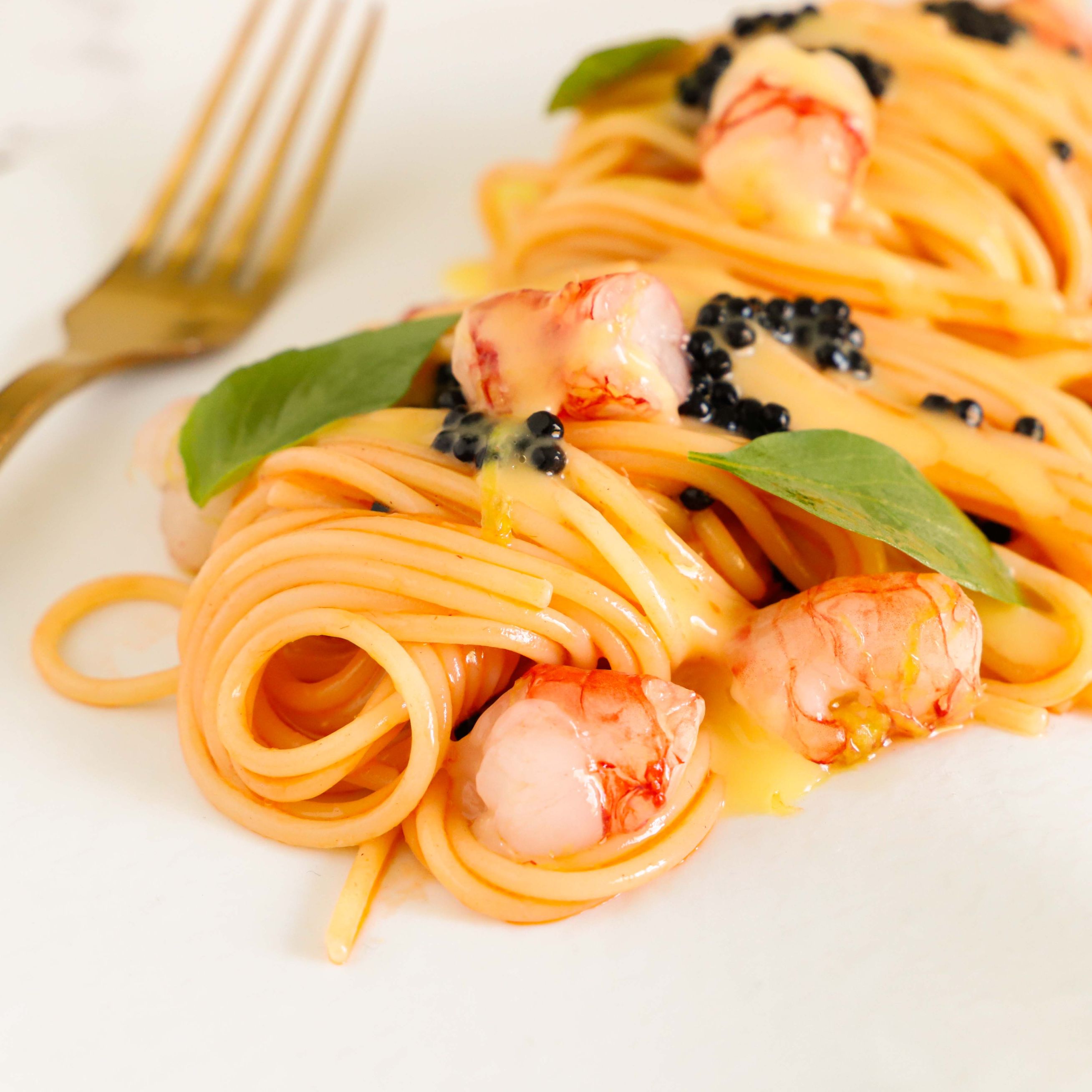 Spaghettino, gambero rosso, uova di pesce e limone