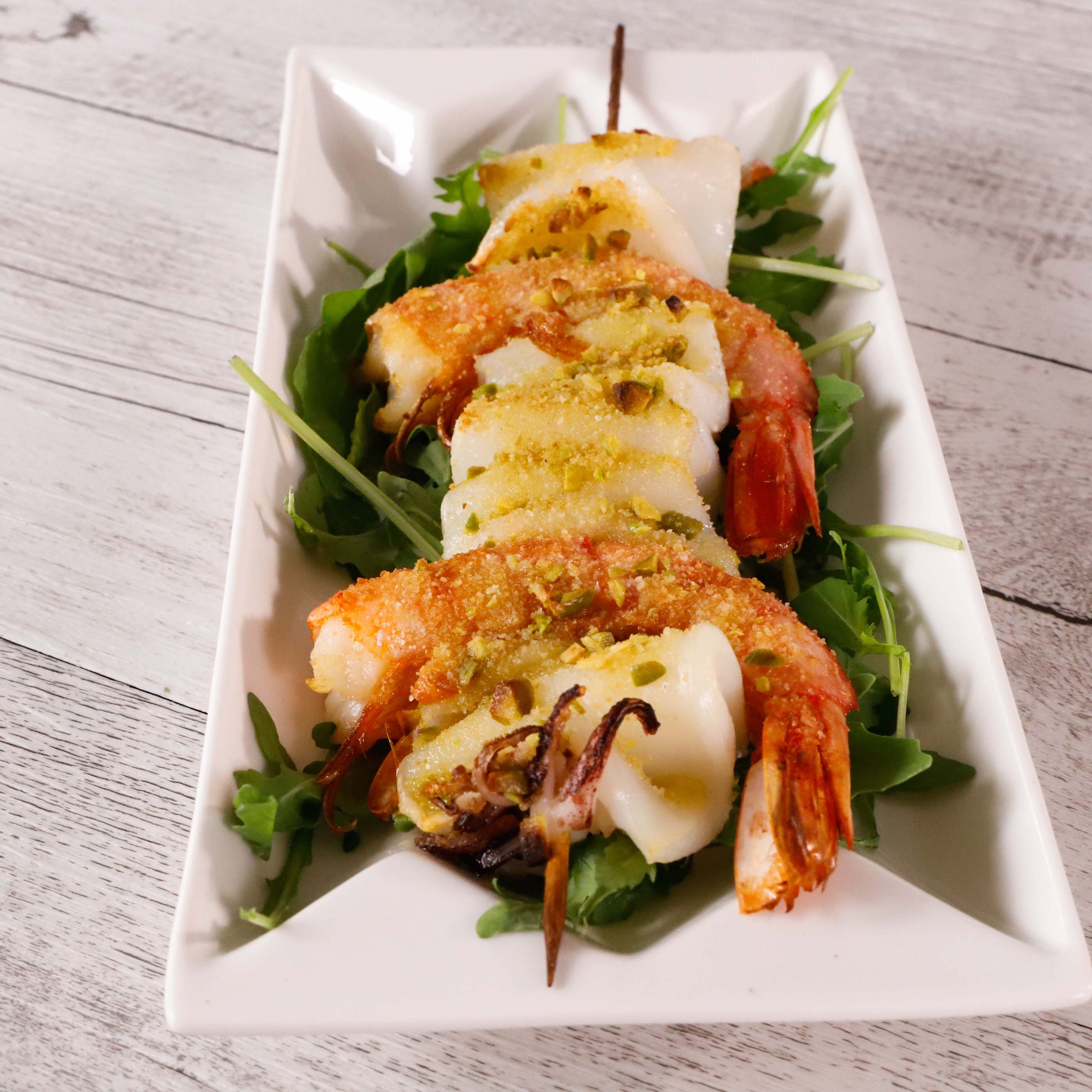 Spiedini di calamari e gamberi in padella