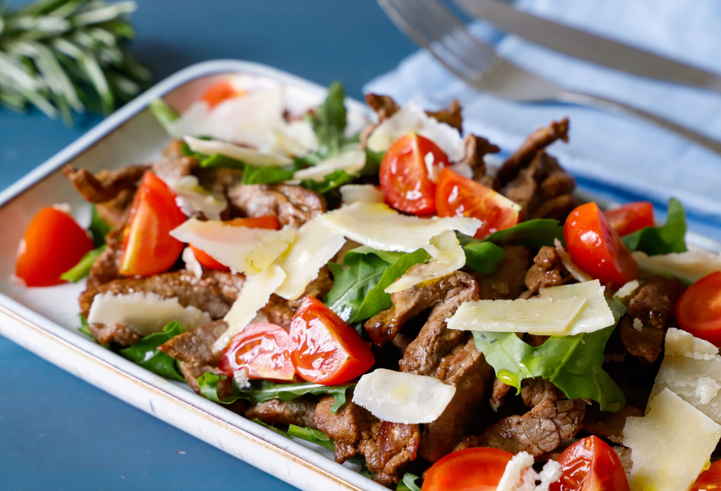 Straccetti di scottona con rucola e grana: leggeri e deliziosi