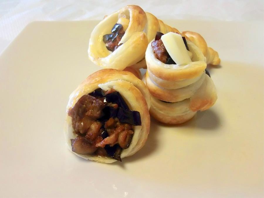 Cannoli di sfoglia con mulignane e fungetiello