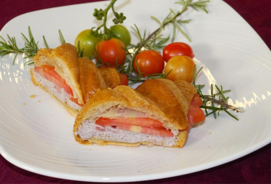 Cornetto salato con emulsione di ricotta, patè di olive e pomodoro fresco