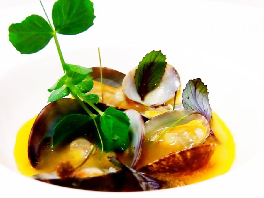 Vongole veraci in fumetto di scorfano con dushi buttons