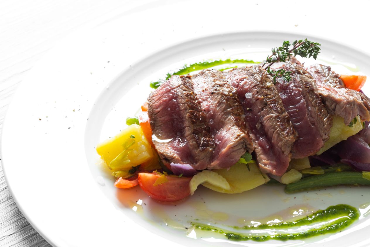 Filetto di cavallo con verdure e salsa mediterranea