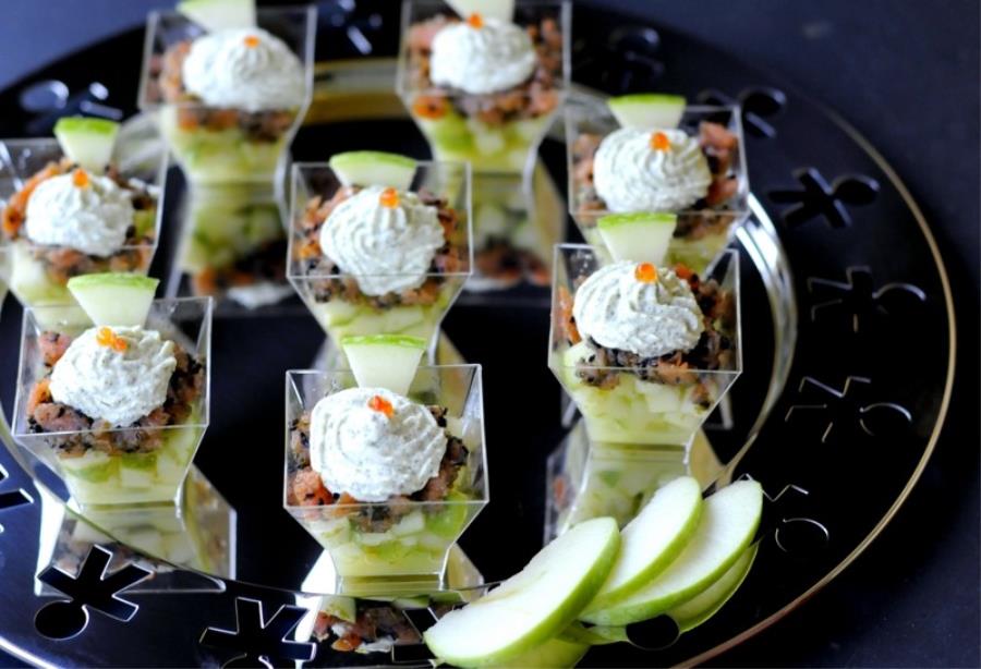 Dadolata di mela verde al lime con tartara di salmone al sesamo spuma ...