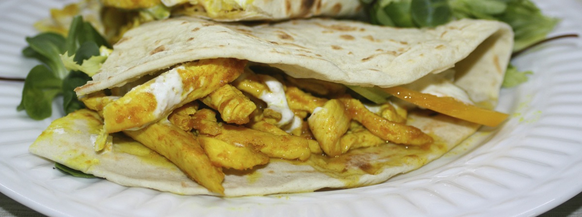 Piadina con pollo e salsa alla curcuma