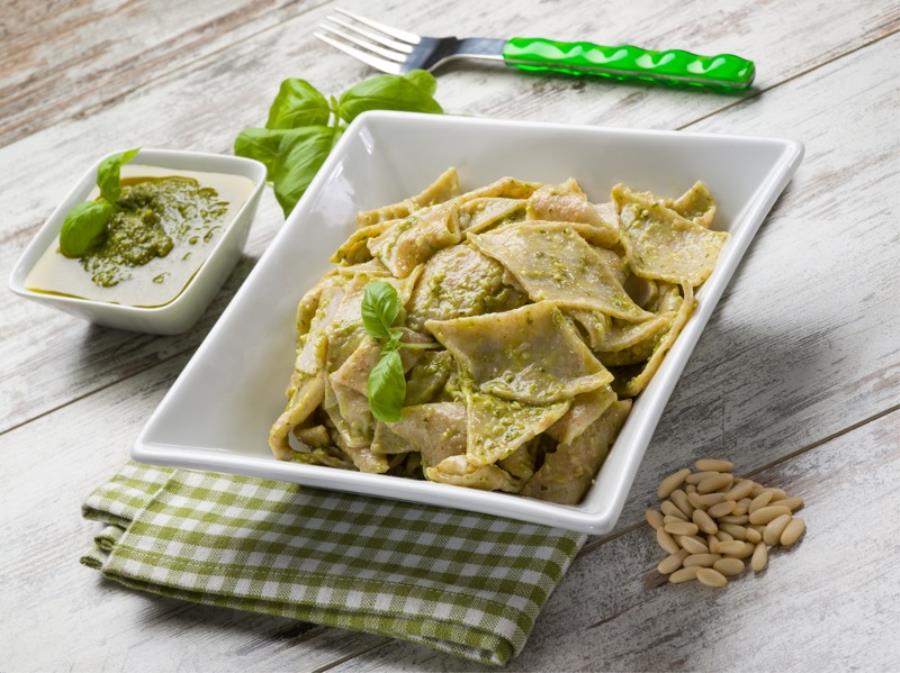 Testaroli al pesto, la ricetta contadina