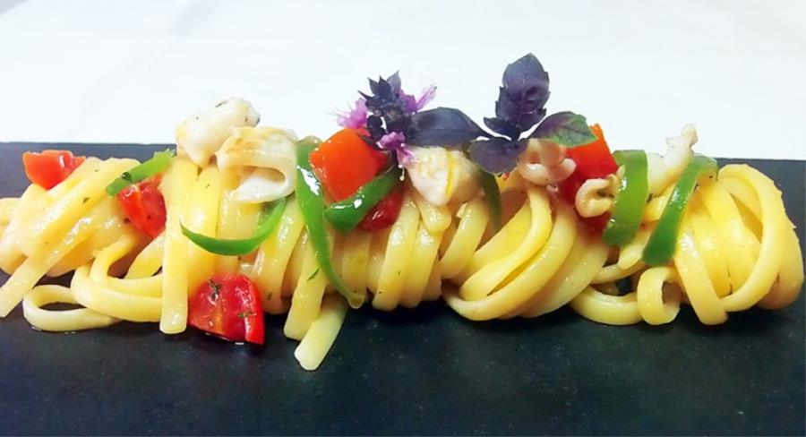 Vortice di linguine con calamaretti spillo e friggitelli