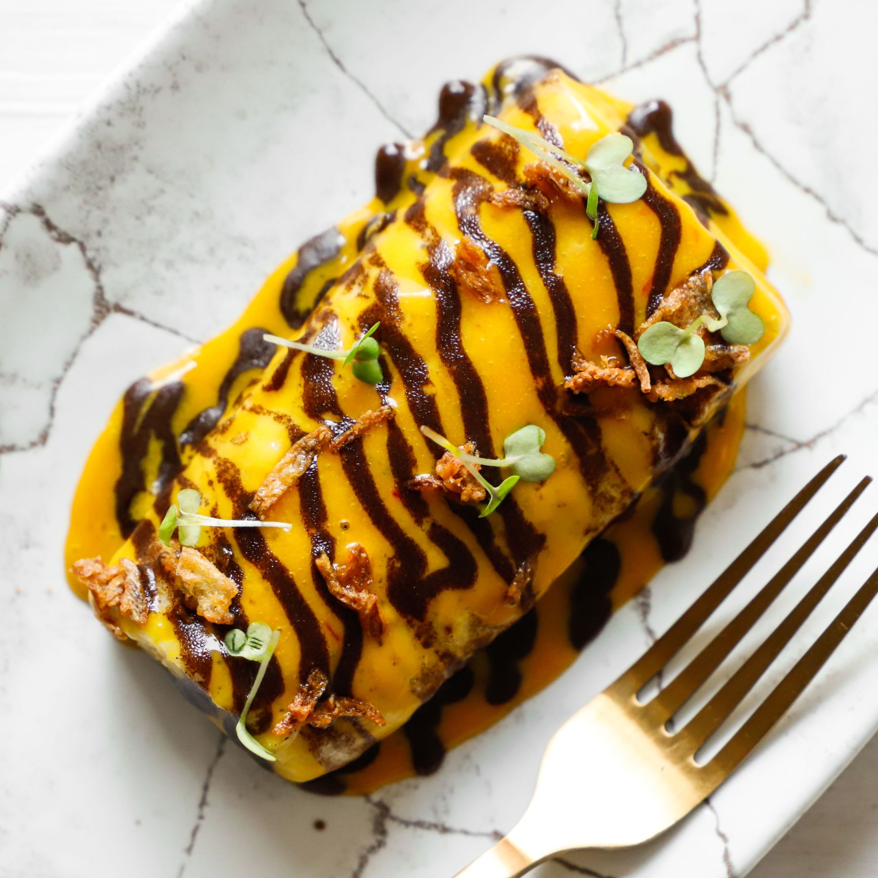 Capitone arrosto con salsa acida allo zafferano e salsa all’aglio nero