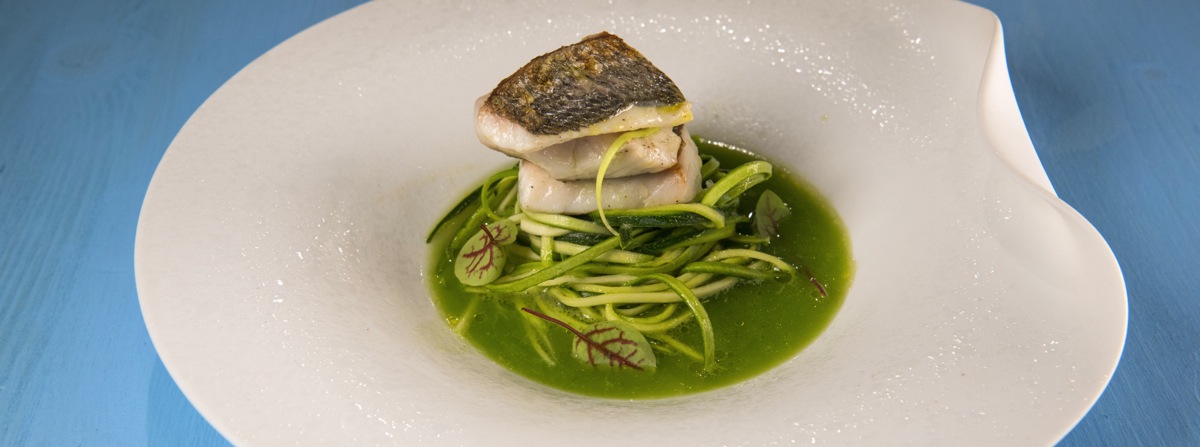Filetto di orata con acqua di cetriolo e spaghetti di zucchine